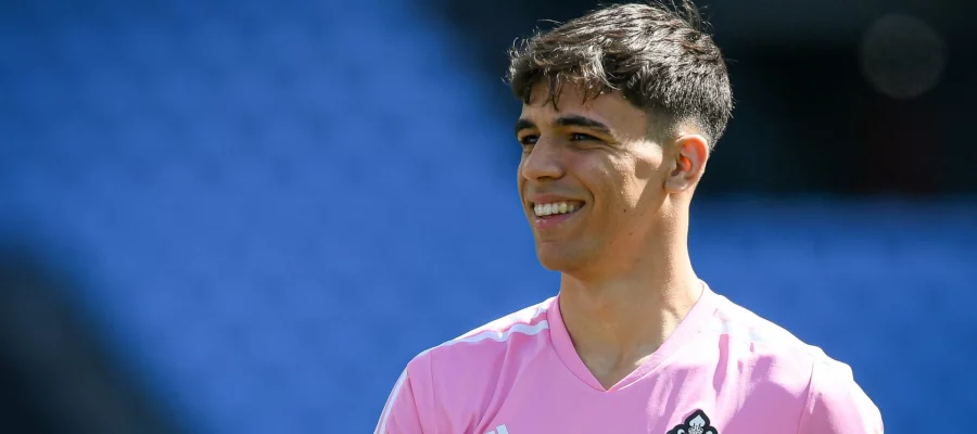 Al-Ahli Set to Pip Napoli at the Post for Starlet Veiga