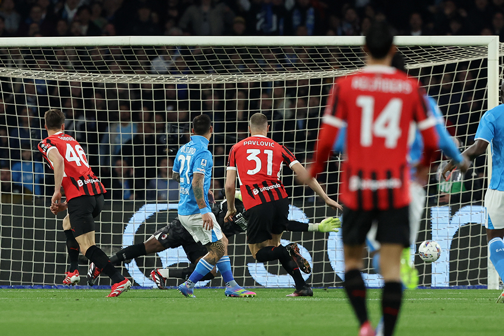 Napoli vs Milan 2-1: Two Early Goals Do It for the Partenopei